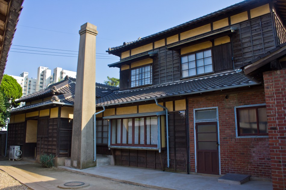 The Comfort, Construction, and Social Views of Common Homes in Colonial ...